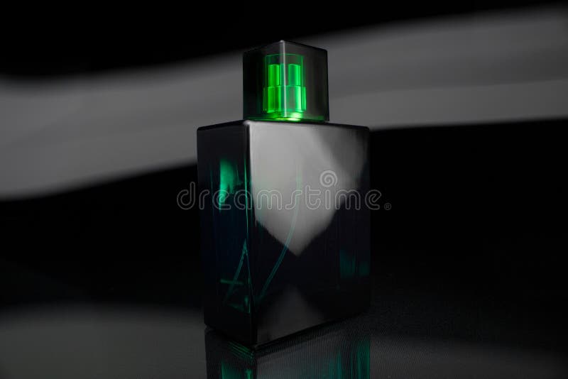 Bouteille verte de parfum photo stock. Image du élégant - 2844378