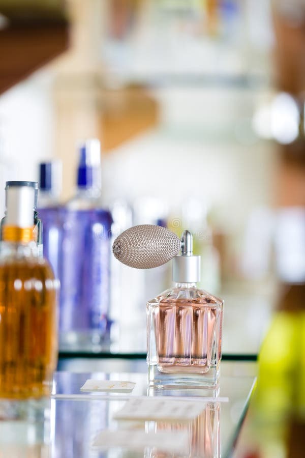 Parfum in Drogisterij of Winkel Stock Foto - Image of licht, fles: 26869024