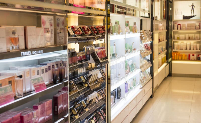 Parfum- en Cosmeticawinkel redactionele foto. Image of ...