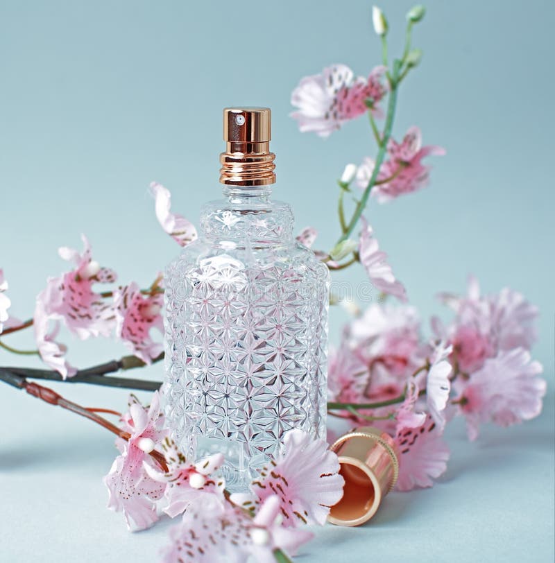 Parfum en roze bloemen stock foto. Image of bloemen, vrouwelijkheid ...