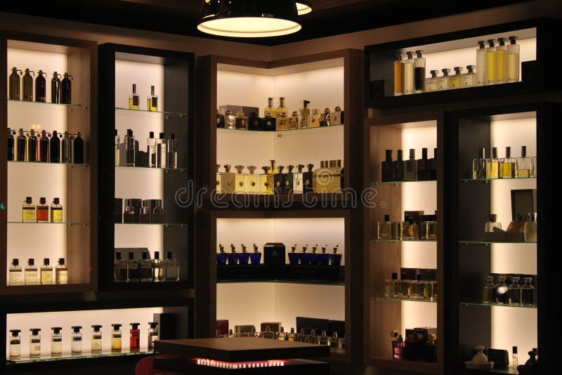 Parfums en magasin image stock éditorial. Image du bouteille - 34535454