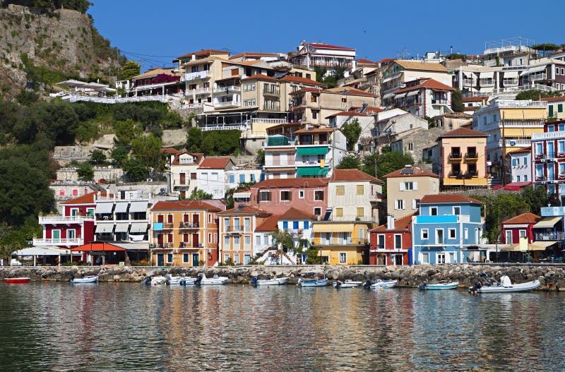 Parga stad i Grekland fotografering för bildbyråer. Bild av landmärke ...