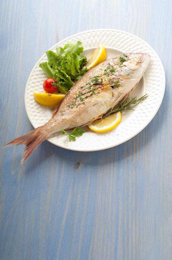 Pargo Rojo Asado a La Parilla Con La Ensalada Foto de archivo - Imagen ...