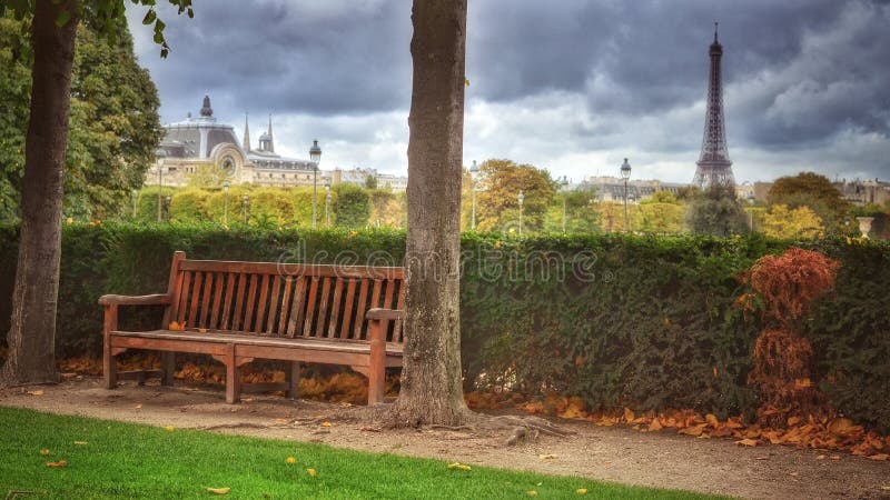 Parigi, Parco Con La Torre Eiffel Fotografia Stock - Immagine di ...