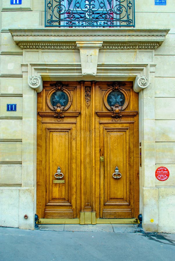 Parijs, Frankrijk - Typisch Oud Flatgebouw Houten Deur Stock Foto ...