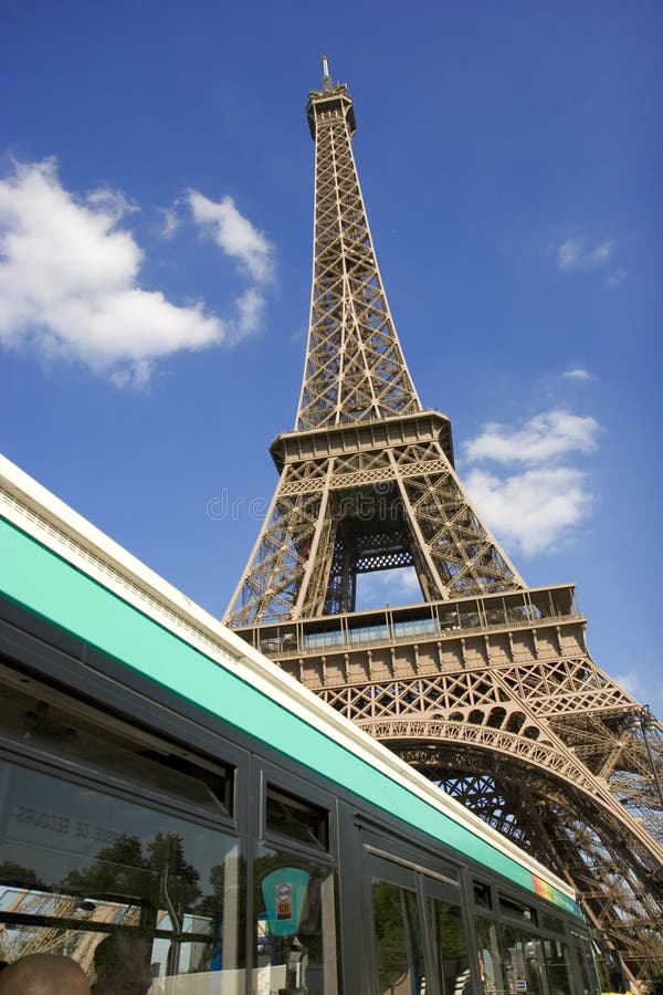 Parijse bus stock foto. Image of lente, monumenten, frans - 857638
