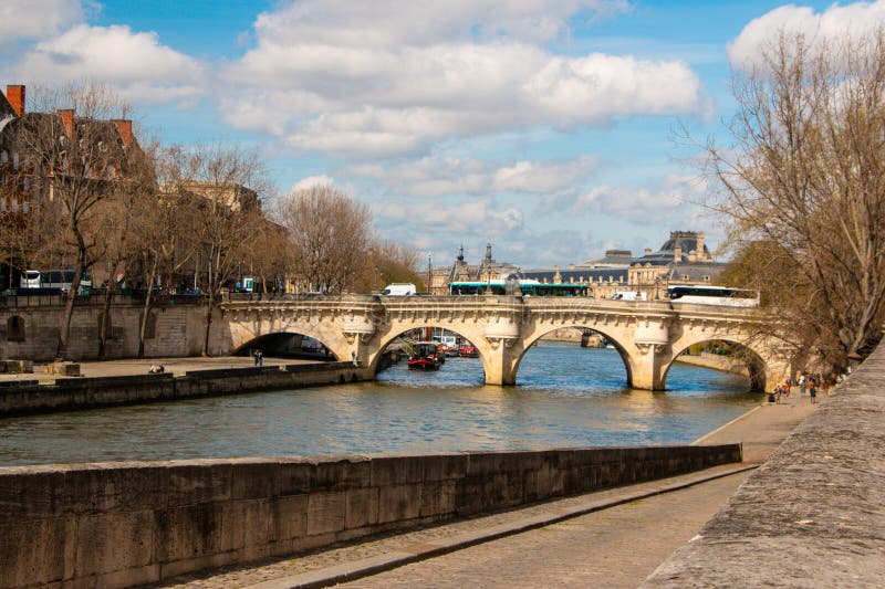 Pont Neuf in Paris editorial photo. Image of canal, transport - 320570471