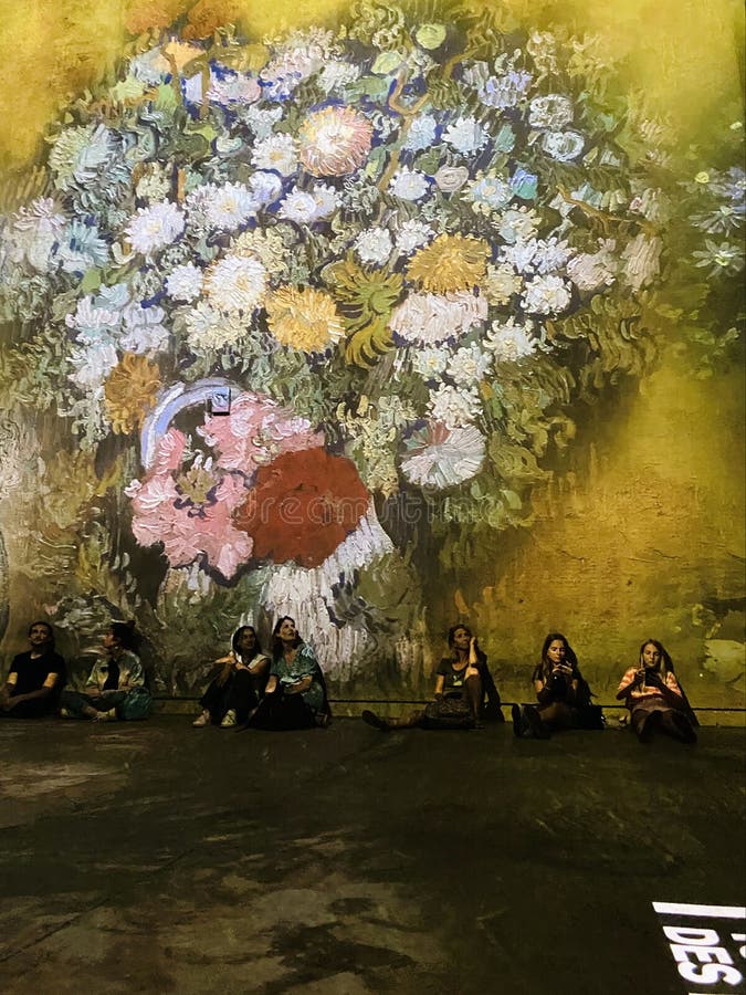 Paris, France, AUGUST 18 2022: Bouquet of Flowers in a Vase of Vincent ... Paris, France, AUGUST 18 2022: Bouquet of Flowers in a Vase of Vincent ...