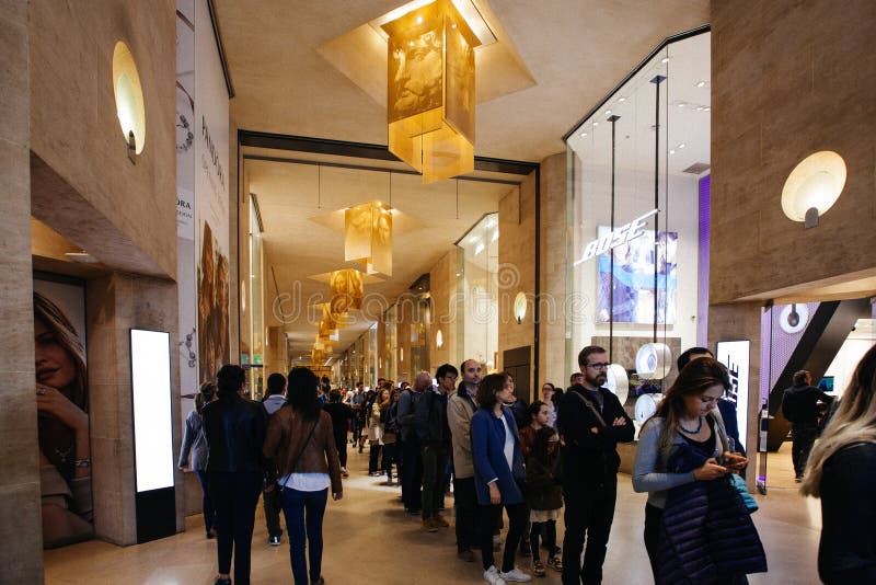 Large Queue Outside Louvre Paris Editorial Image - Image of beautiful ...