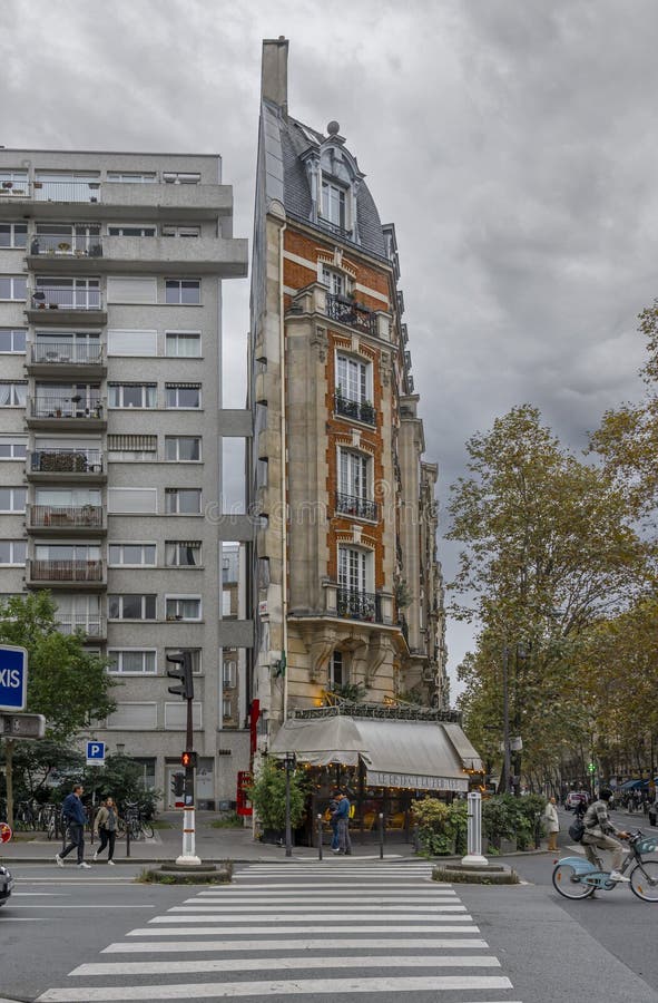 Paris, France - 11 09 2023: View of a Typical Facade of a Red Brick ...