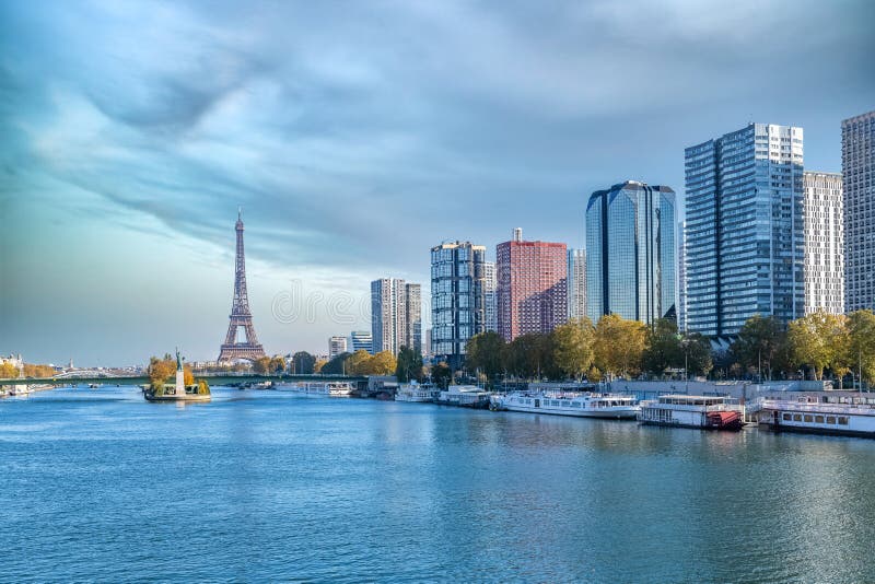 Paris, the Grenelle Bridge , with the Liberty Statue, and the Eiffel ...