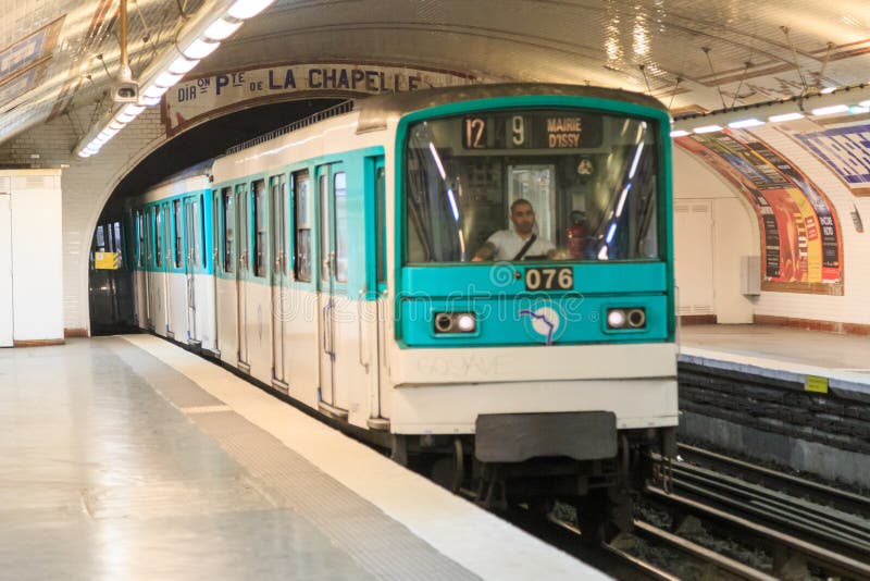 Paris Metro Train Approaching Staion At Speed Editorial Stock Image ...