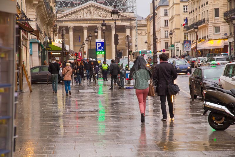Paris regnerisch redaktionelles stockbild. Bild von paris - 97554534