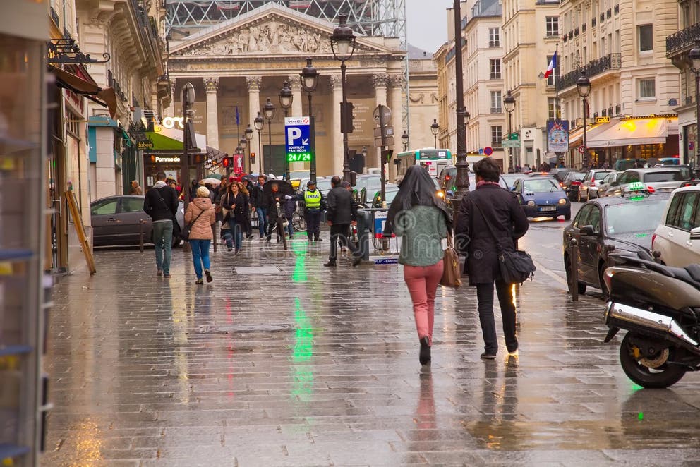 Paris regnerisch redaktionelles stockbild. Bild von paris - 97554534