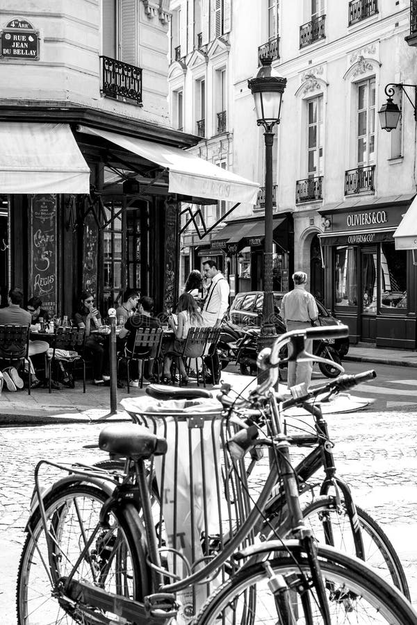 Paris Street Scene BW 1 editorial stock image. Image of bicycle - 86098424