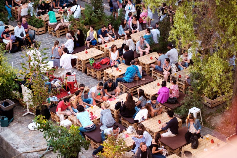 Paris Street Scene 9 editorial image. Image of people - 86098630