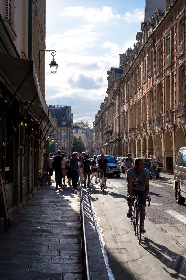 Paris Street Scene 7 editorial photo. Image of summer - 86098371