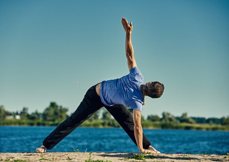 Parivrtta Prasarita Padottanasana Photo stock - Image du ajustement ...