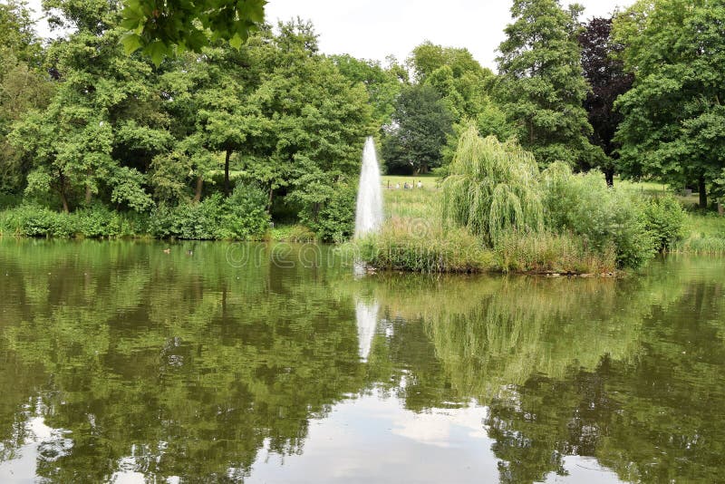 Park with Pond and Fountain Stock Image - Image of city, scenery: 94529153