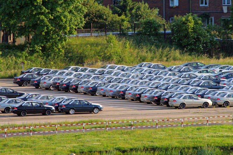 Parken mit Lot Autos stockfoto. Bild von anklagebank - 10371894