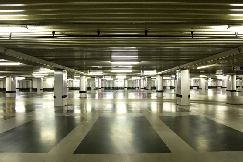 Parkhaus, Innen Mit Einigen Parkendes Auto Stockfoto - Bild von leuchte ...