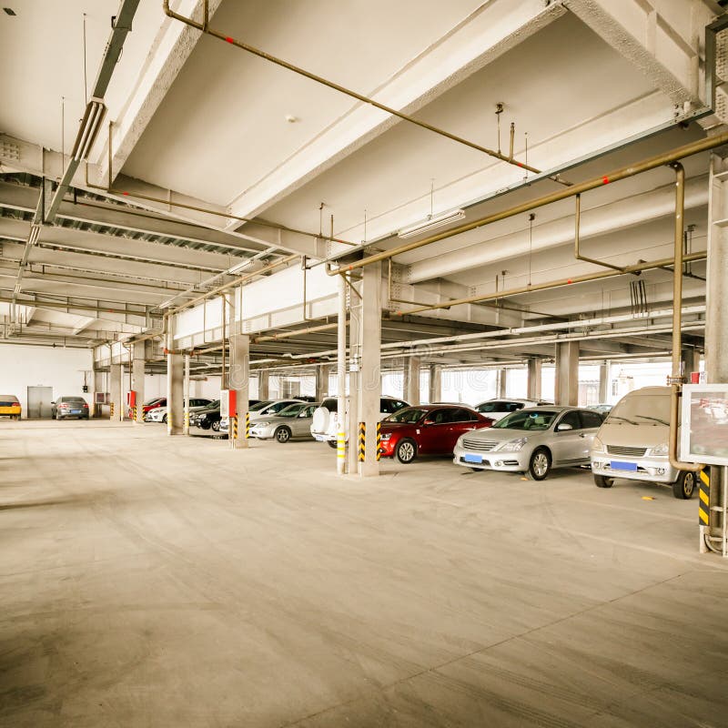 Parkhaus stockfoto. Bild von gruppe, stadtzentrum, asphalt - 31739558