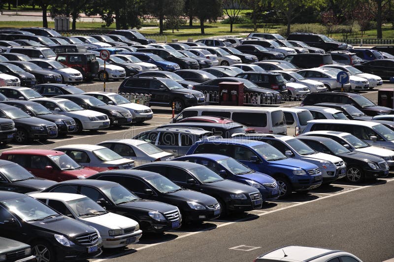 Parkplatz voll Autos stockfoto. Bild von automobile, fahrzeuge - 3892670