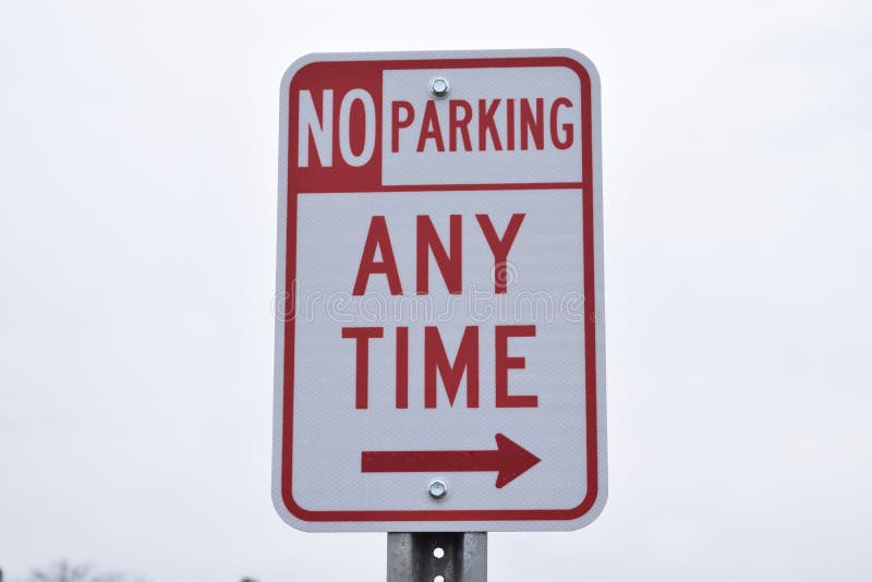 Parkverbot-jederzeit Straßenschild Mit Pfeil Stockfoto - Bild von ...