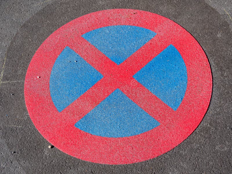 Parkverbot Und Halteverbotsschild in Deutschland Stockfoto - Bild von ...