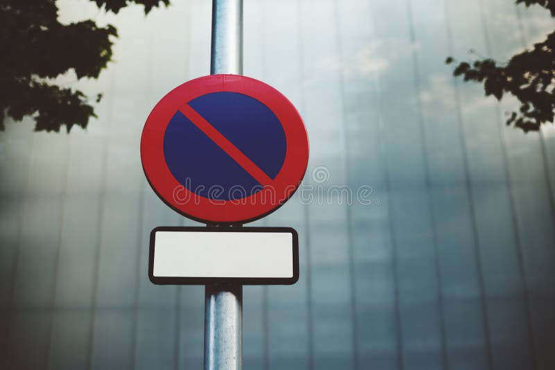 ` Parkverbot ` Verkehrsschild Stockbild - Bild von laufwerk, pfosten ...