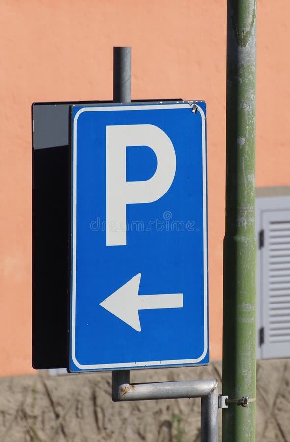 Parkzeichen mit Pfeil stockfoto. Bild von richtung, verkehr - 97006854