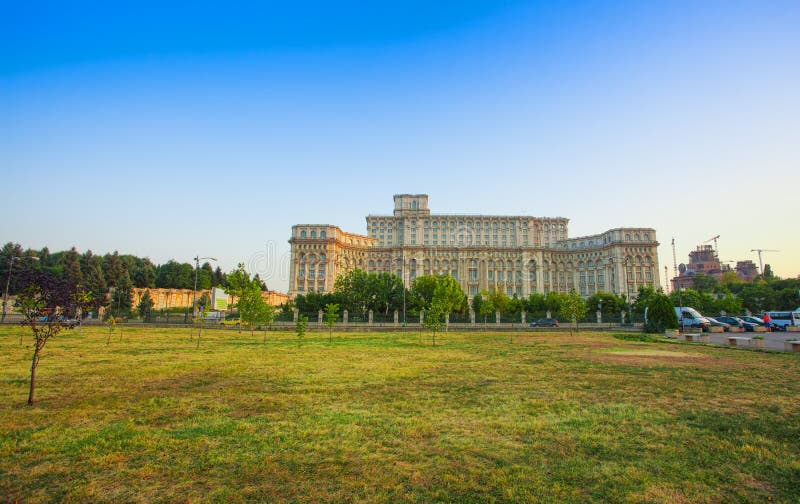 Parlementsgebouw Van Boekarest of Mensen` S Paleis Stock Foto - Image ...