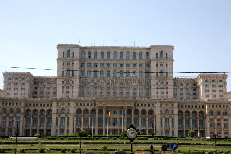 Parlementsgebouw Van Boekarest Stock Foto - Image of groen, openlucht ...