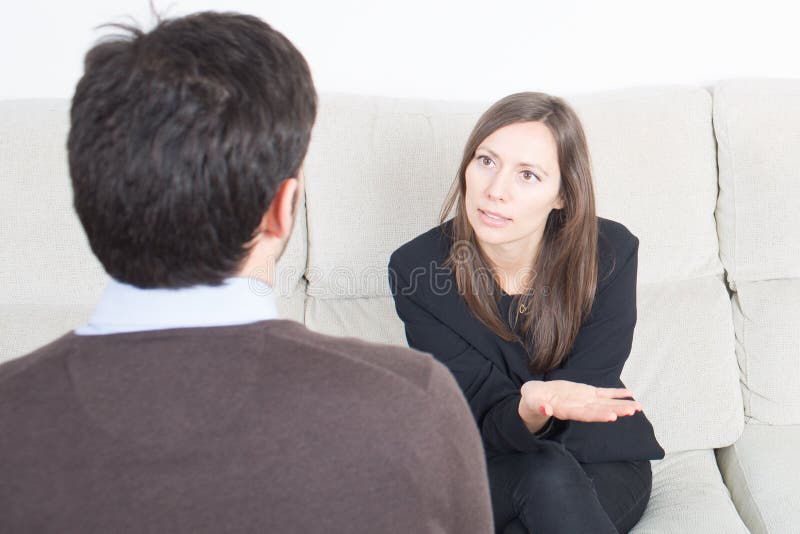 Parler avec un ami photo stock. Image du conversation - 35242072