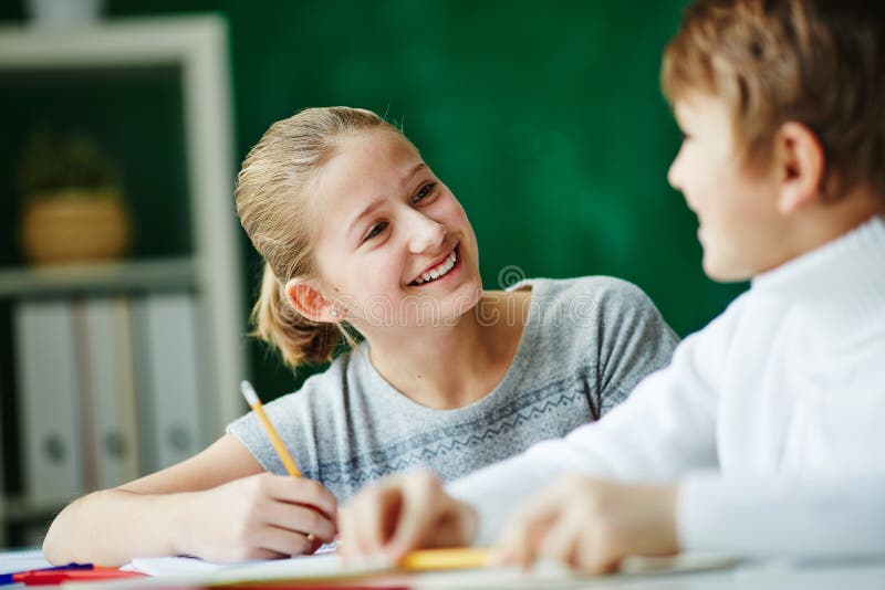 Parler Au Camarade De Classe Image Stock Image Du Pupille Enfant