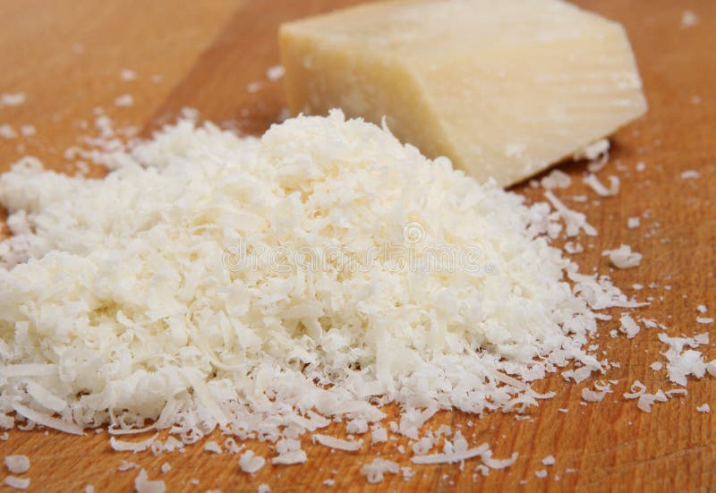 Parmesan râpé photo stock. Image of fromage, bois, hachage - 18162044