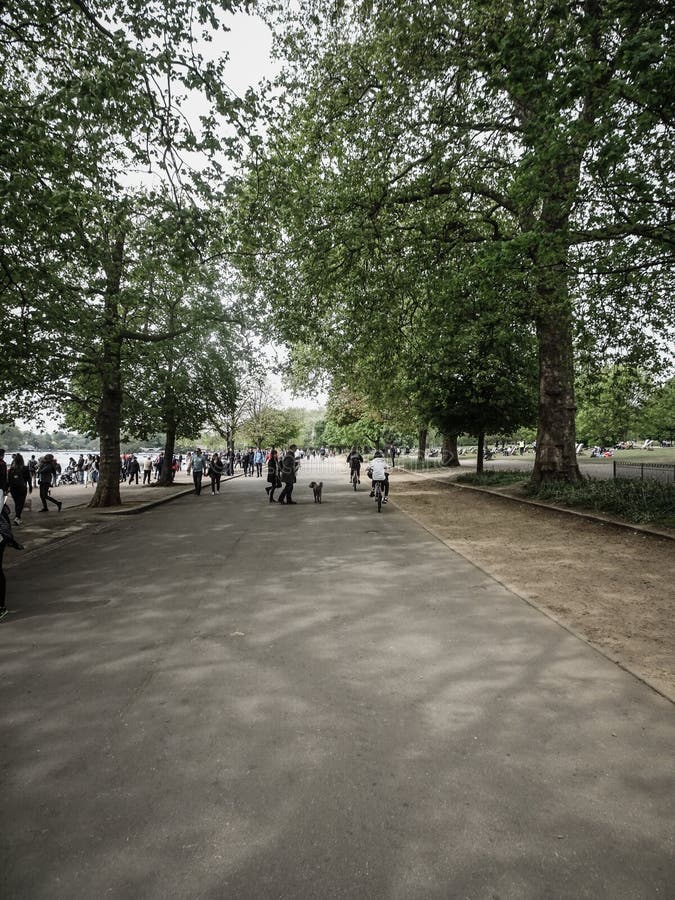 Parque con gente caminando foto editorial. Imagen de parque - 157980036