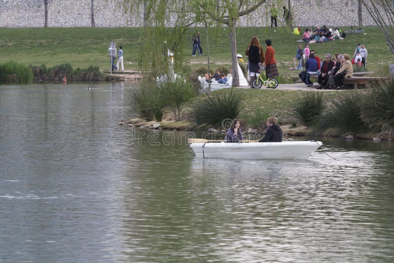 Parque Con Lago En La Ciudad De Valencia Imagen de archivo editorial ...