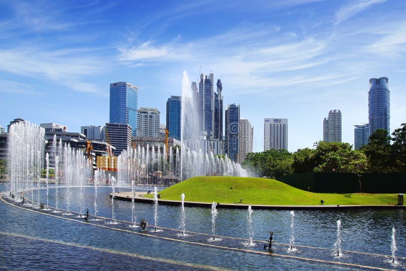 Parque Con Las Fuentes. Kuala Lumpur Imagen de archivo editorial ...