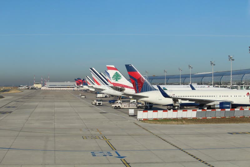 Parque De Aviones En El Aeropuerto Fotografía editorial - Imagen de ...