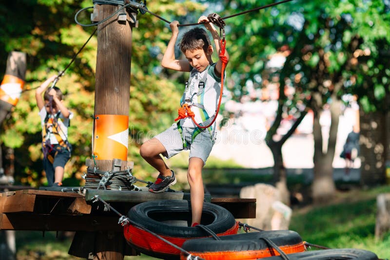 Parque De Cuerdas El Niño Pasa El Obstáculo En El Parque De Cuerdas