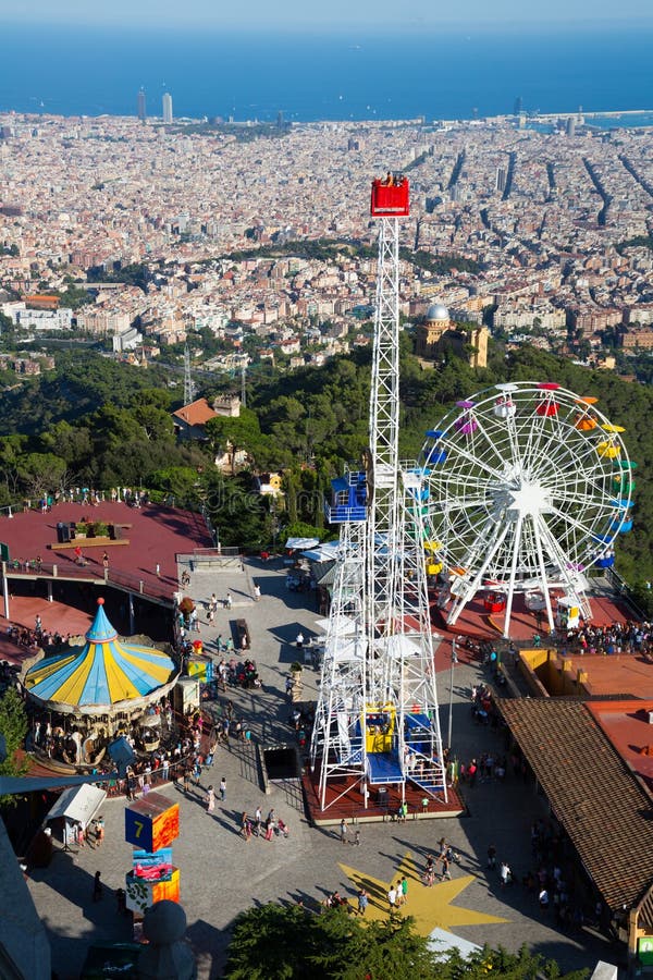 Parque De Diversões De Tibidabo Em Barcelona Foto Editorial - Imagem de ...