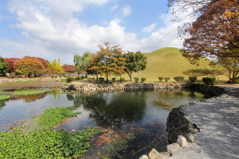 Entrada De La Tumba De Cheonmachong O Caballo Cielo En El Complejo Del ...