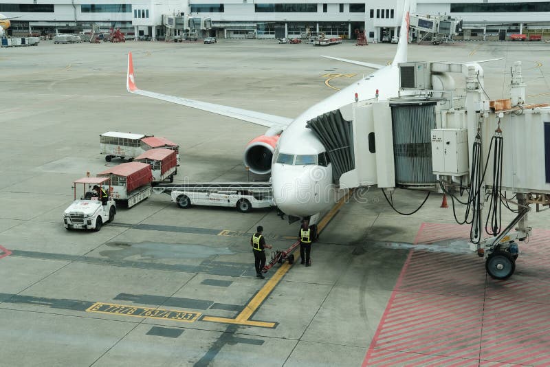 Parque De Los Aviones Cerca De La Puerta De La Terminal Imagen ...