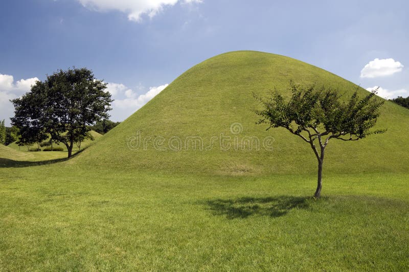 Parque Tumuli Que Contiene Varias Tumbas Reales En La República De ...
