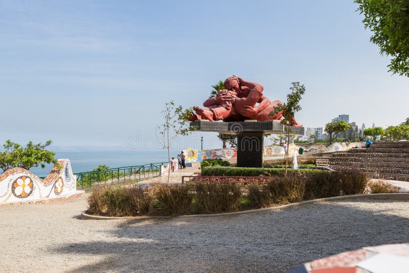 La Estatua Del Beso En El Parque Del Amor, Miraflores, Lima Foto ...