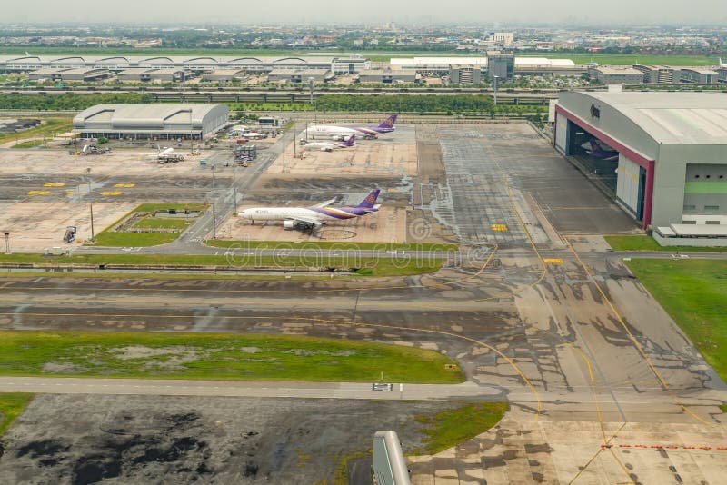 Parque Dos Aviões Comerciais De Thai Airways Fora Do Hangar Fotografia ...