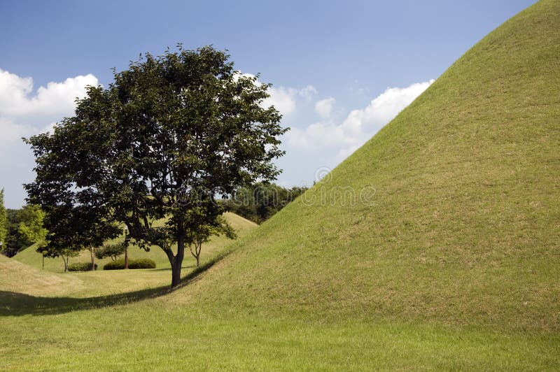 Parque Em Gyeongju, Coreia Do Sul Dos Tumuli Foto de Stock - Imagem de ...