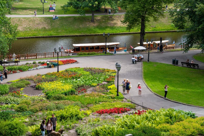 Parque En Verano, Riga, Letonia De Bastejkalna Fotografía editorial ...