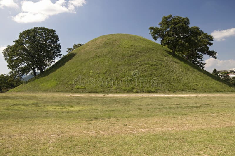 Parque Gyeongju Dos Tumuli, Coreia Do Sul Imagem de Stock - Imagem de ...